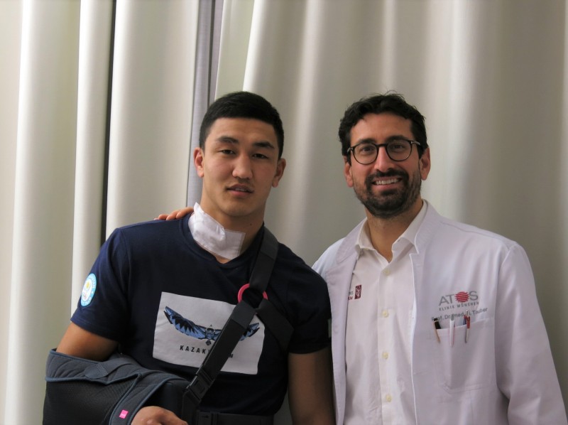 Assoc.-Prof. PMU Salzburg Tauber operiert Profi-Boxer Abilkhan Amankul ...